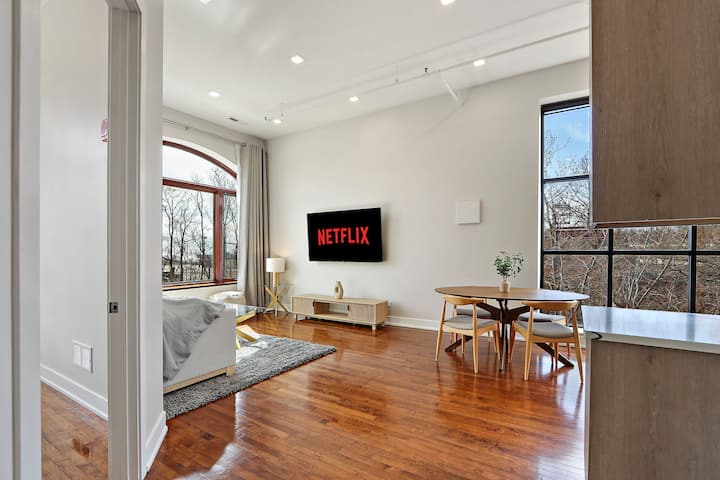 Luxury 1 Bed / 1 Bath Apartment | Views | King Bed - North Chicago, IL