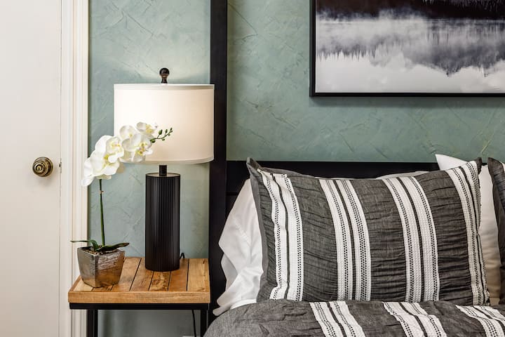 Downtown Condo • Epic Views - Anchorage, AK