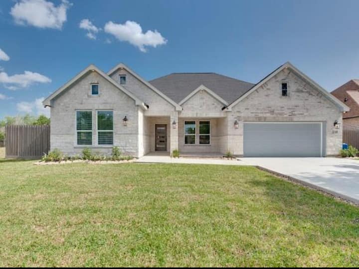 Beautiful Home Great Location - Sienna