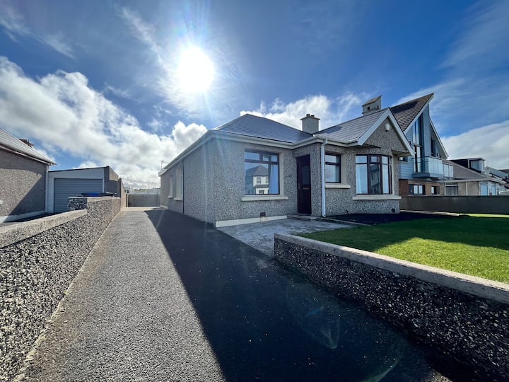 Portrush Seaview Beach House - Castlerock