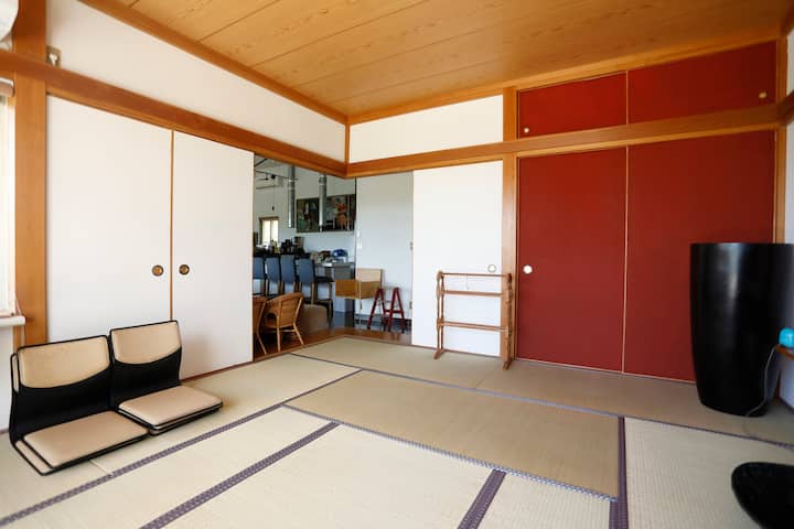 鴨川マルキポイントから車で2分の大きなテラスがあるゲストハウスの1部屋の和室(12畳)です。 - 가모가와시