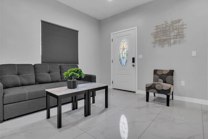 New & Spacious House In Stanton - ブエナパーク, CA