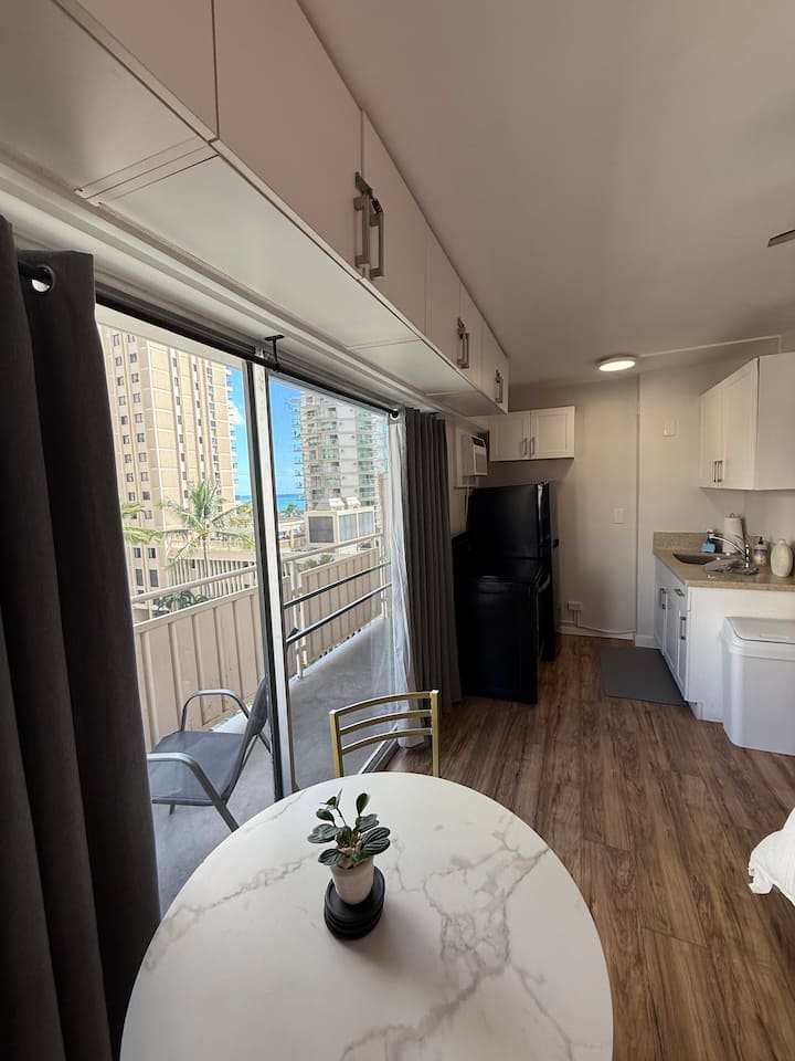 Remodeled Ocean Glimpse Studio - Honolulu