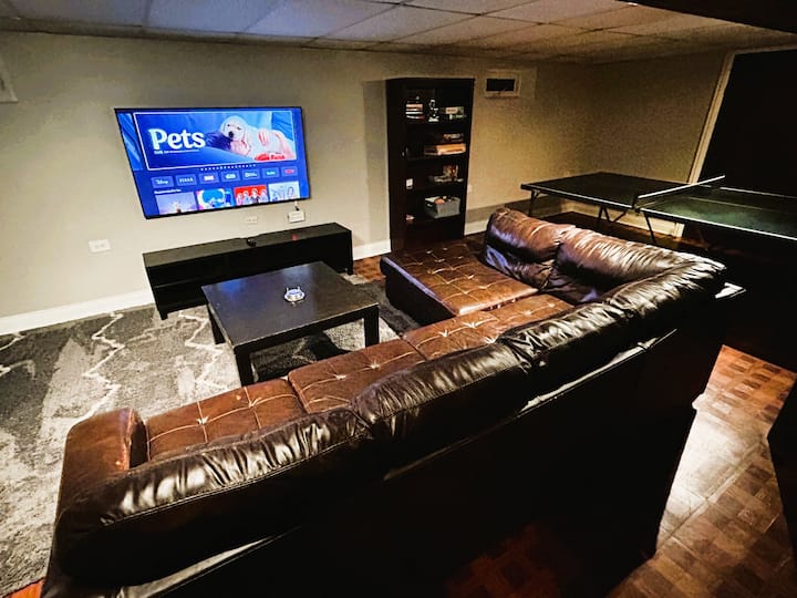 Townhome With Game Zone, Big Beds, & Smart Tvs - Elmhurst, IL