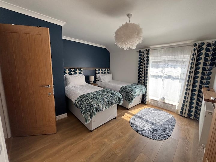 Ideally Located En-suite Room - South Wales