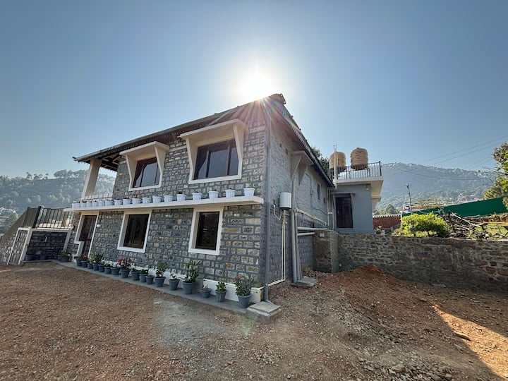 The Serene Stonehouse Villa - Bhimtal