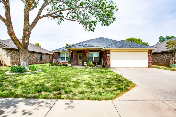 Aloha Haus: 4 Bedrooms | Sleeps 8 - Lubbock, TX