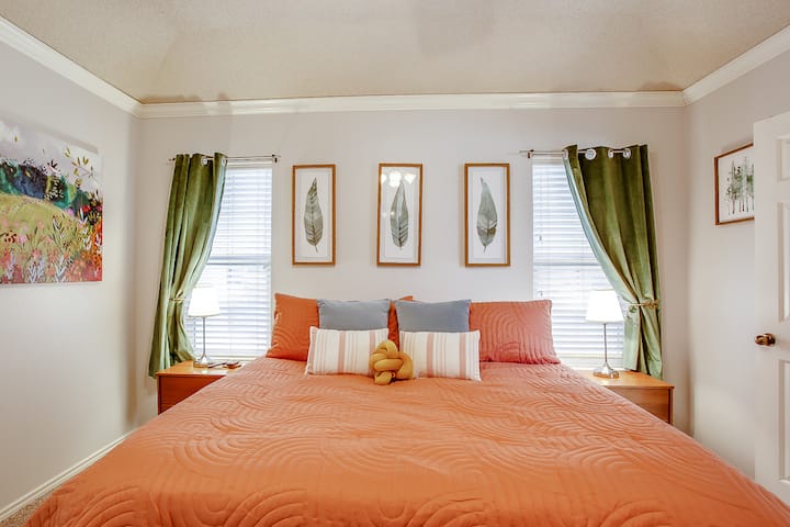 Aloha Haus: 4 Bedrooms | Sleeps 8 - Lubbock, TX