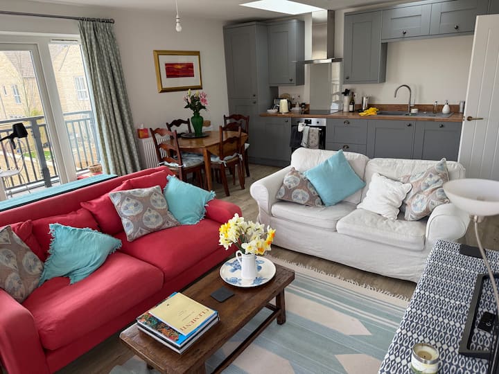 Immaculate 1 Bedroom Coach House - 사이런세스터