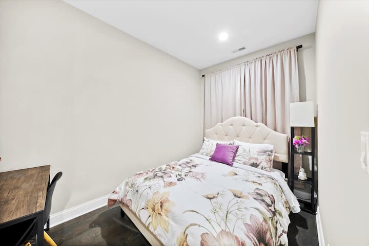 Chic Private Room In Girlie Condo| G1 | Wifi & Tv! - Chicago, IL