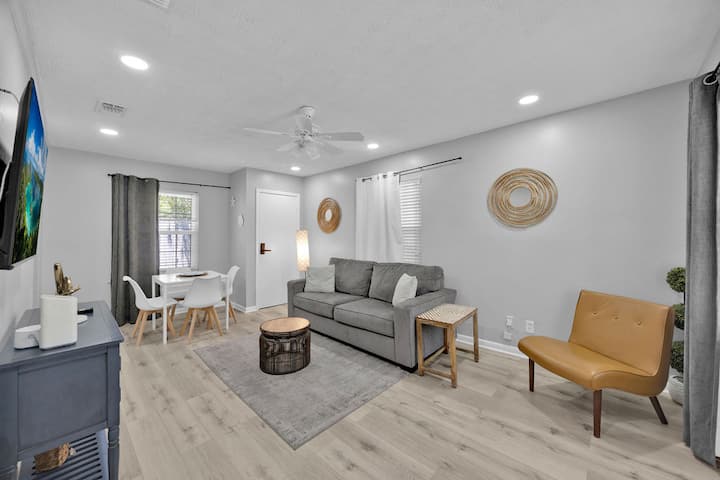 Seaside Escape: Putting Green & 2 Blocks To Beach - Ponte Vedra Beach, FL