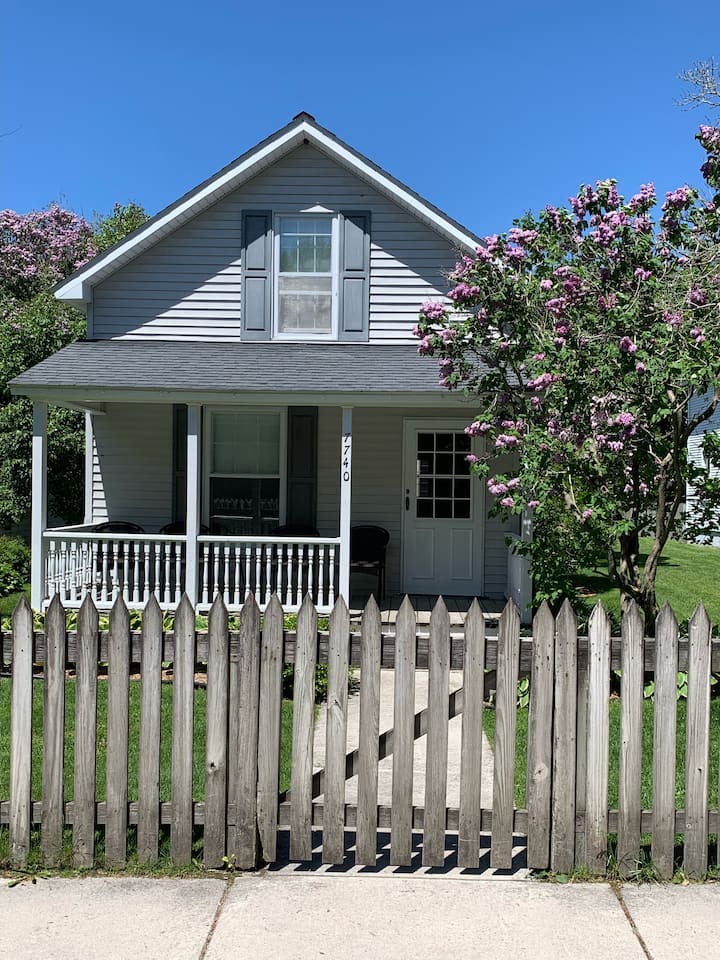 Charming 2-bedroom Cottage - Mackinac Island, MI
