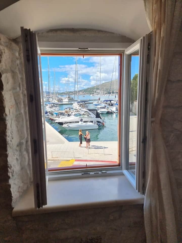 Apartmani Elion 
Old Town With Stunning Sea View - Okrug Gornji