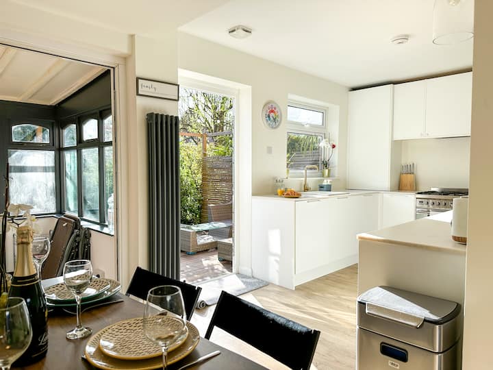 Modern 3 Bed Home - Pets Welcome + Free Parking - Canterbury