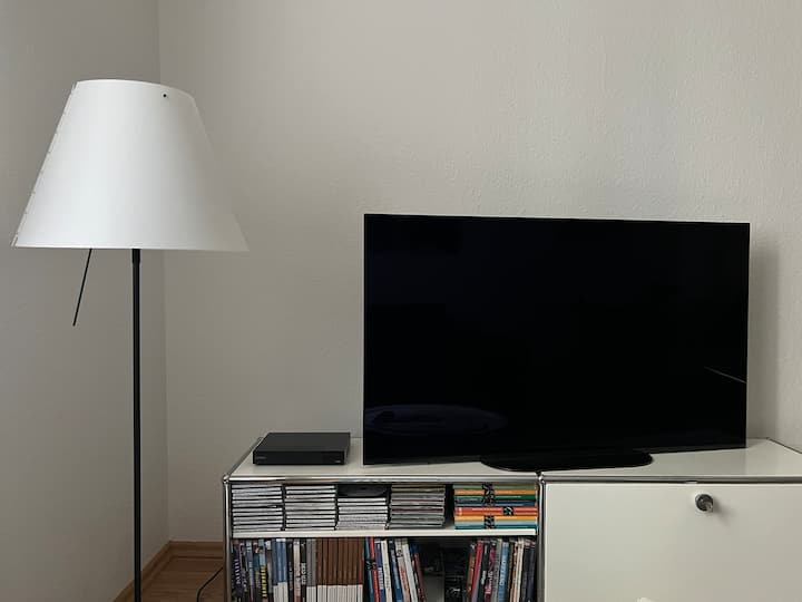 2 1/2 Room Apartment With Lots Of Art And Books - Munich