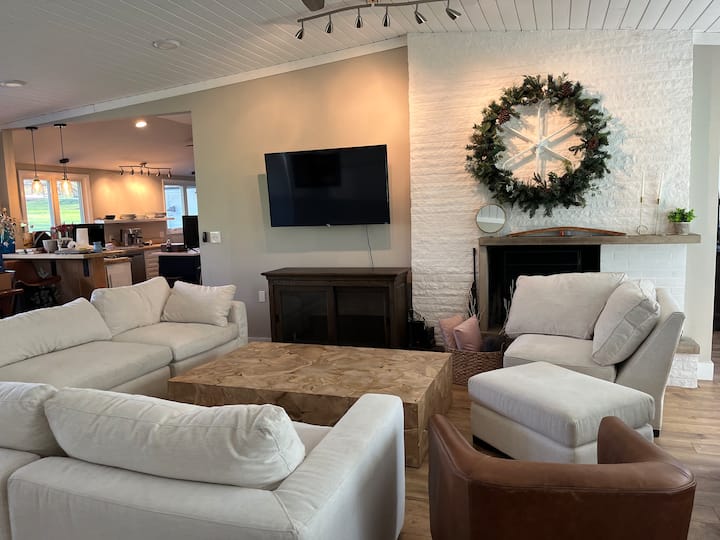 Trendy Upscale Retreat W/hot Tub - Bainbridge, OH