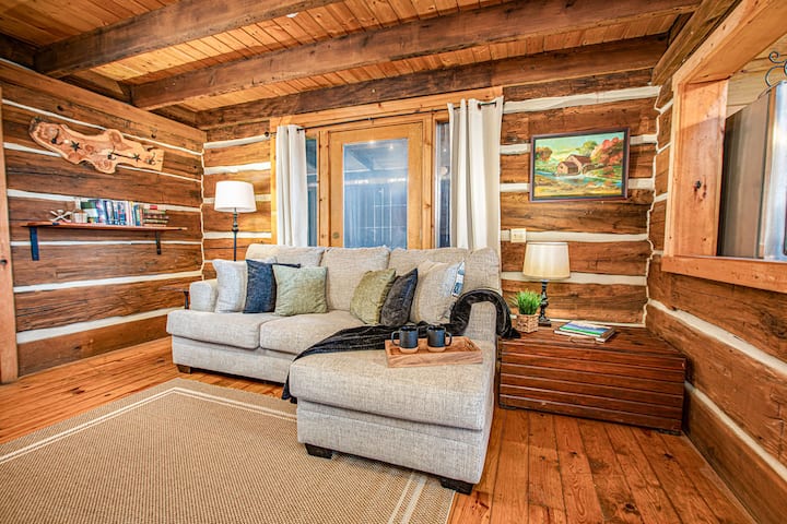 Cozy Retreat Near Gatlinburg W/ Hot Tub + Fire Pit - Gatlinburg, TN