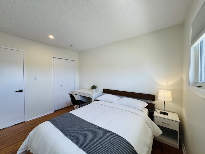 03. Enjoy In A Cozy, Clean And Modern Room - Calgary