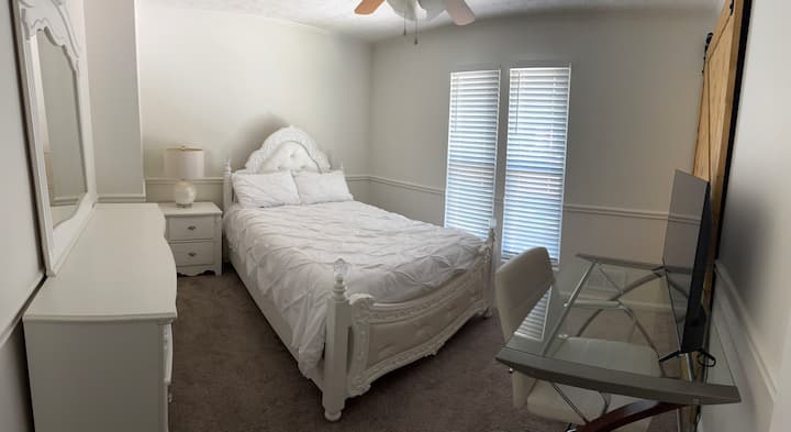 The Princess -Queen Bed Smart Tv - Alpharetta, GA