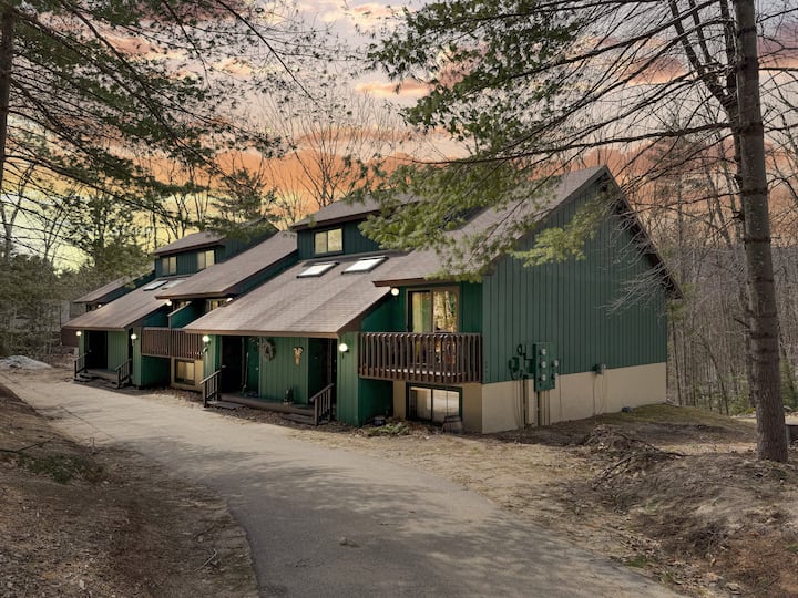 Beary Happy Place | Modern & Close To Downtown - North Conway, NH