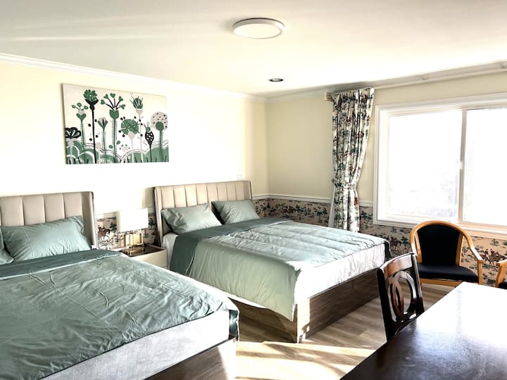 Master Room/two Queen-sized Bed - Ladner