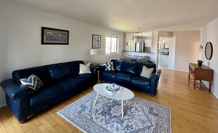 Bright And Spacious Apartment - Victoria