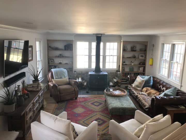Charming Beach House - Bridgeport, CT