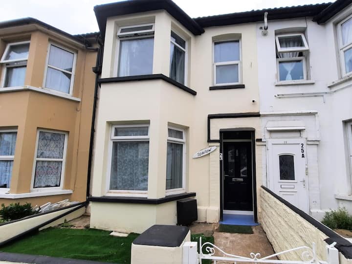 Cozy Seaview Flat - Clacton-on-Sea