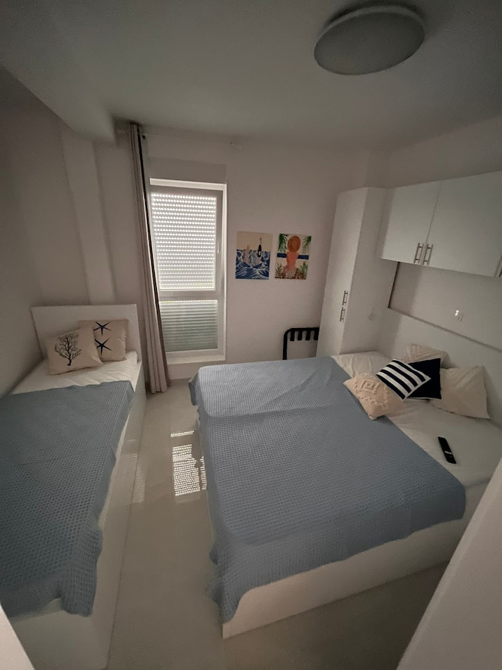Apartment For 7 With Pool - Novalja