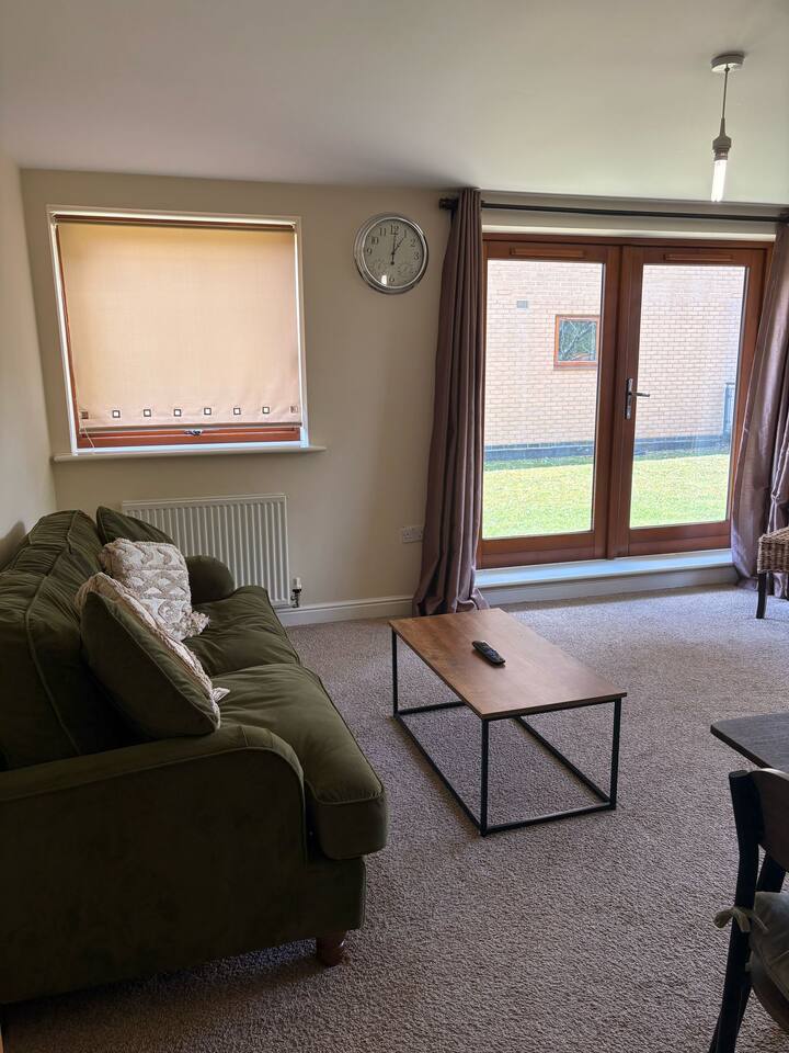 2 Bed Flat With Parking - Crawley