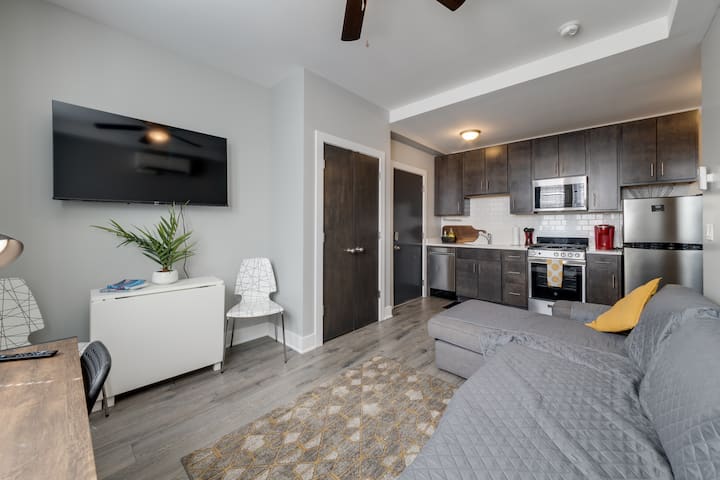 Wrigley Wonderland - Sleeps 1-4 - Chicago, IL