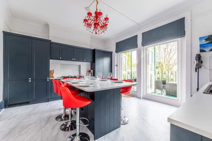 Elegant 4br House + Parking + Garden + Library - Bromley