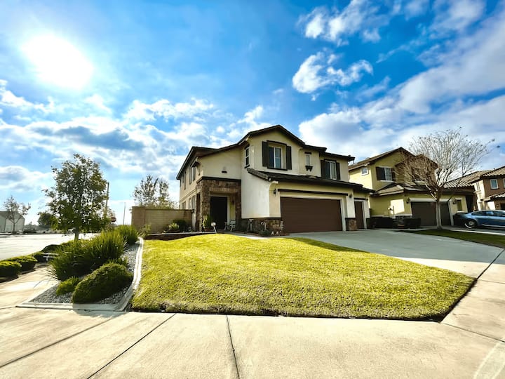 Beautiful Family House Near Victoria Mall - Rancho Cucamonga, CA