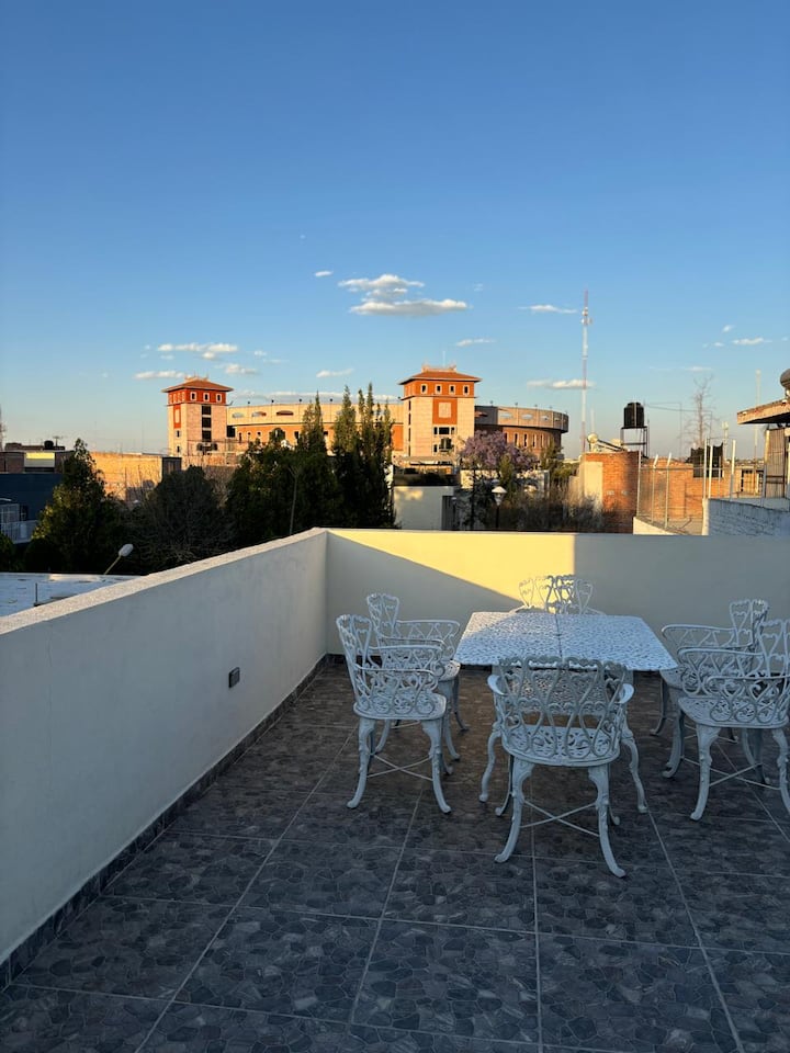 Casa Con Terraza A 2 Min De Fnsm - Aguascalientes