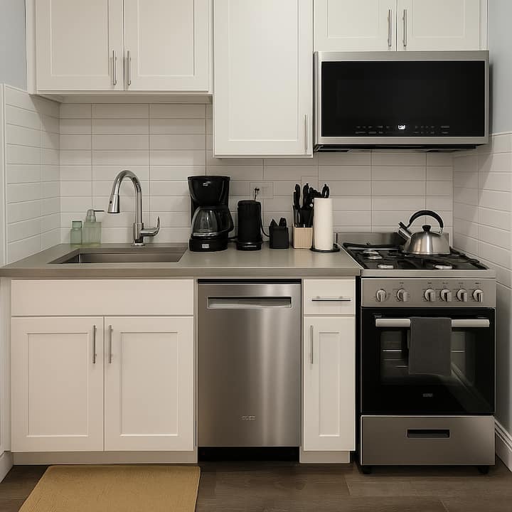 Chic & Fully Furnished Urban Studio Apartment - Andersonville - Chicago