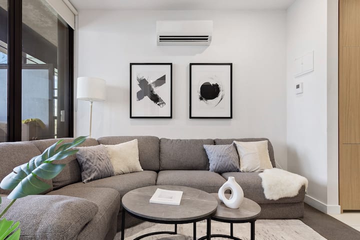Spacious Apt Cbd Views 2bd/2bth - Pool, Spa & Gym - Melbourne