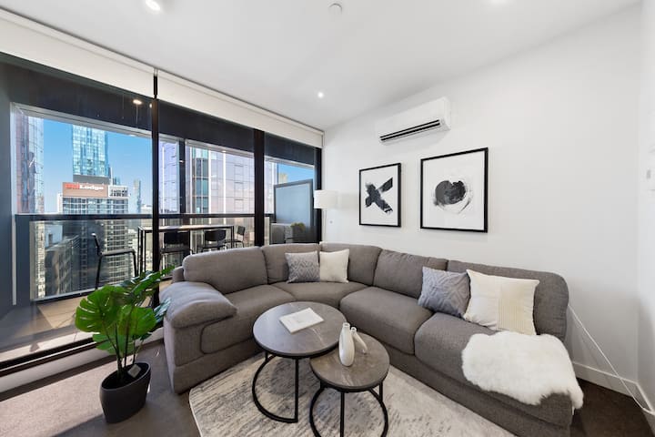 Spacious Apt Cbd Views 2bd/2bth - Pool, Spa & Gym - Melbourne