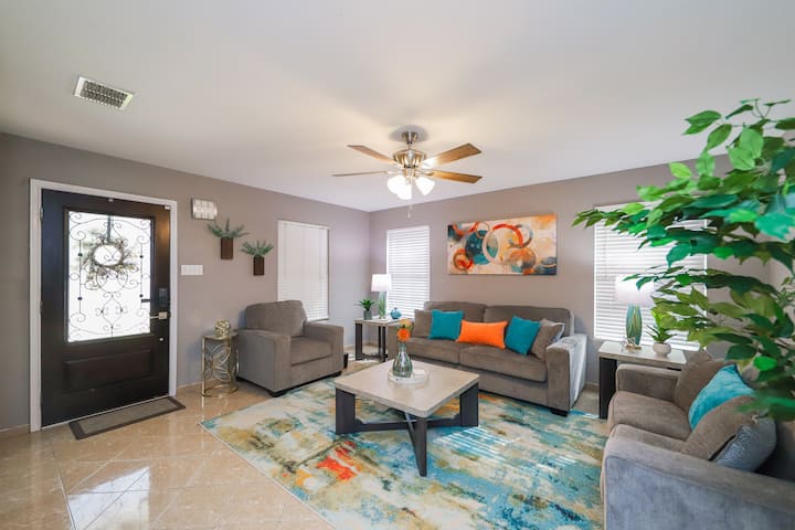 Spacious 5 Br Getaway With A Serenity Backyard! - Laredo, TX