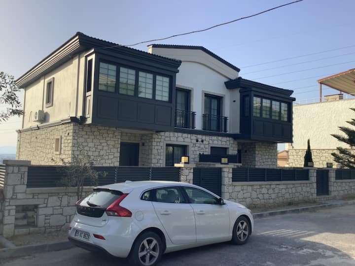 Alaçatı’da Modern Taş Villa – Deniz Manzaralı 3+1 - Alaçatı