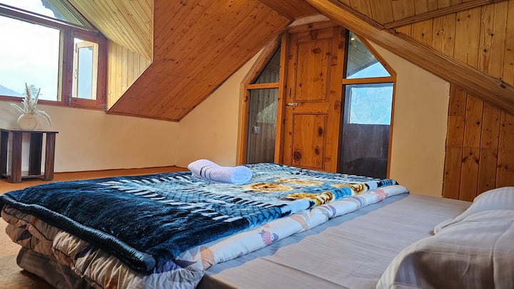 The Attic |Cozy Mountain Hideout - マナリ