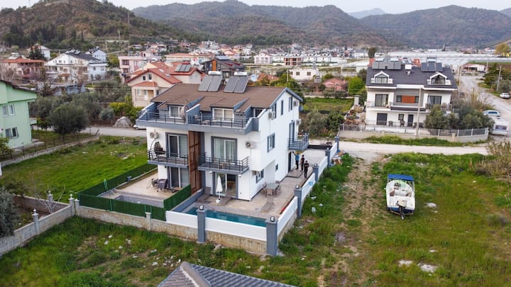 Fethiye ÇAlış Mevkii Geniş Aileye Uygun Villa - Fethiye