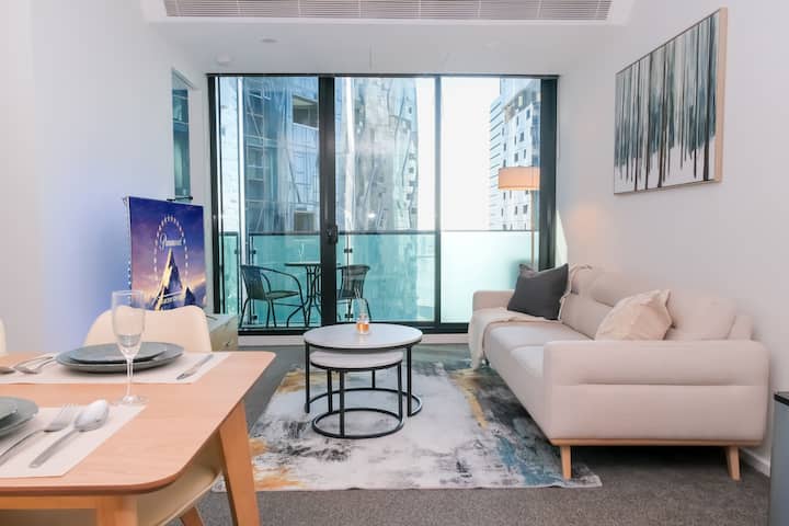 Free Parking | Stunning 2br Apt Melb W/ Pool & Gym - Melbourne