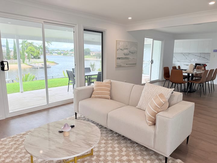 A Waterfront Daydream In The Heart Of Broadbeach - Broadbeach
