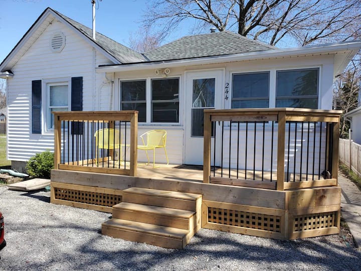 Charming Crystal Beach Cottage - Crystal Beach