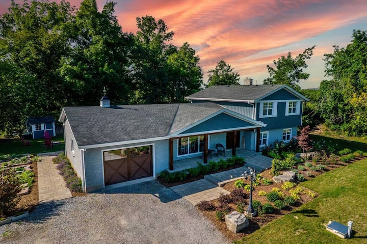 Grand Villa With Swimming Pool - Niagara-on-the-Lake