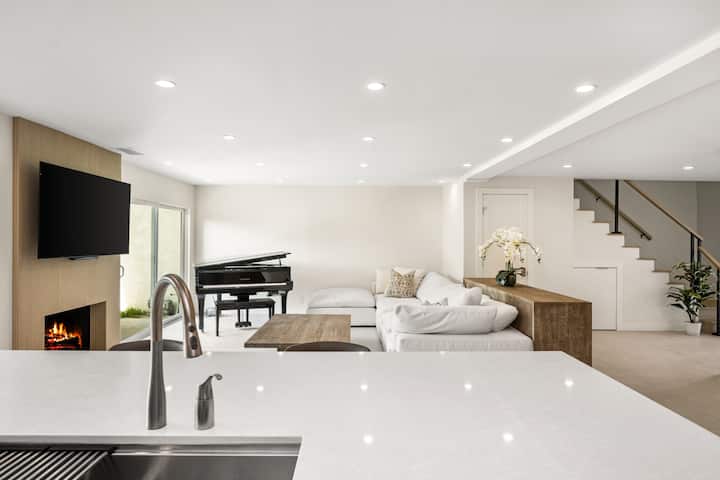 Modern Retreat
(30 Day Rental) - Newport Beach, CA