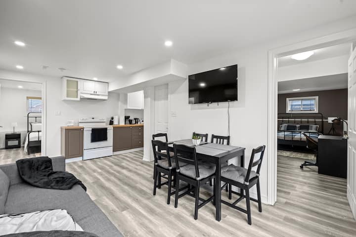 2 Bedroom Suite 1st Level Of House 6 Guests - Barrie