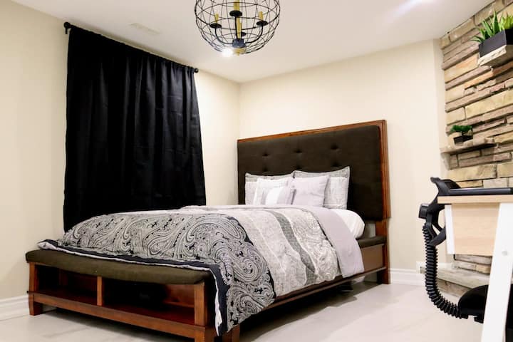 Spacious Ensuite Basement Room With Walk-in Closet - Pickering