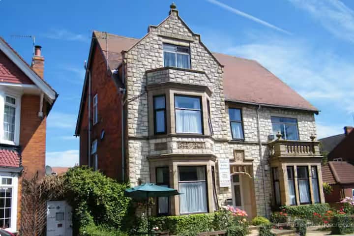 Modern Studio Skegness F8 - Skegness