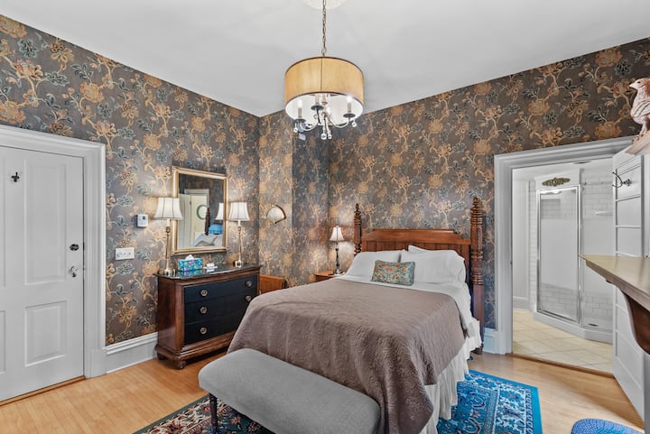 Forget-me-not Suite - The Foxglove Inn B & B - Sturgeon Bay, WI